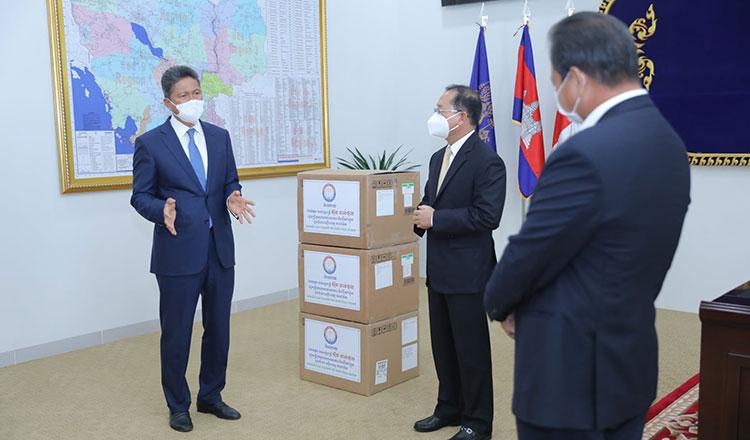 Sun Chanthol donates C-19 rapid test device to Calmette hospital ...