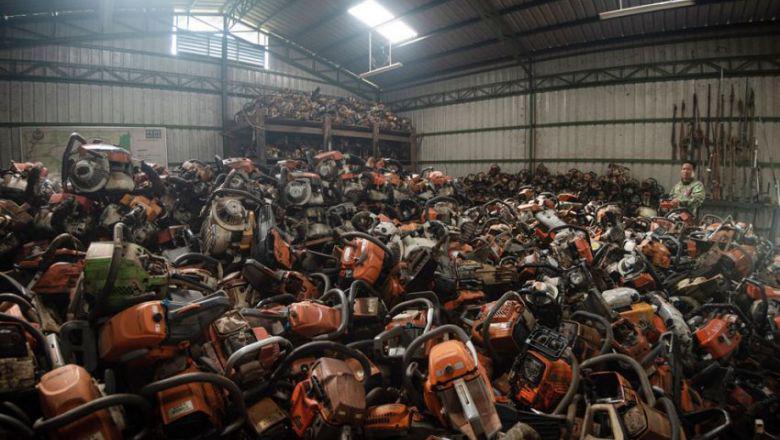 Over 800 chainsaws seized from loggers - Cambodia News Watch