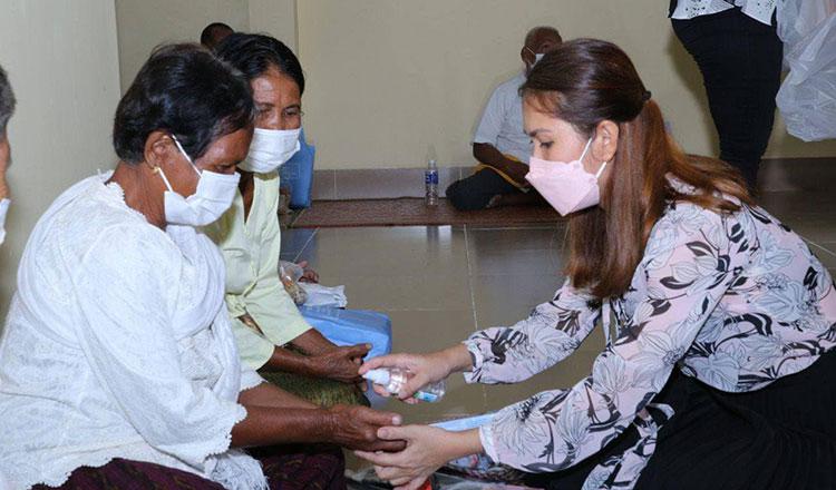 Hun Mana donates to the elderly and homeless - Cambodia News Watch