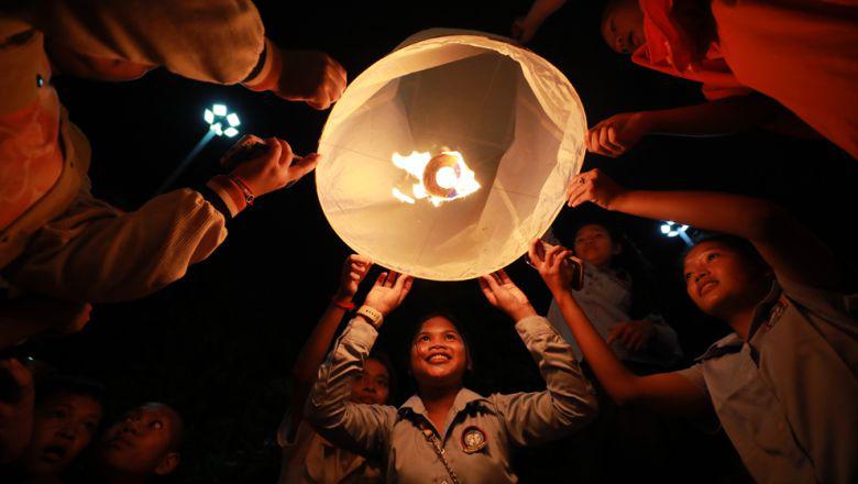 Cambodia celebrates Visak Bochea Day - Cambodia News Watch