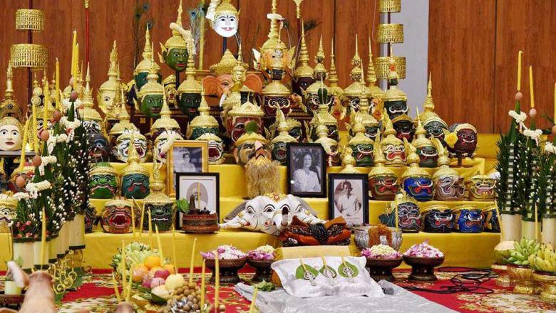 New generation of Lakhon Khol dancers pay respects to old masters ...