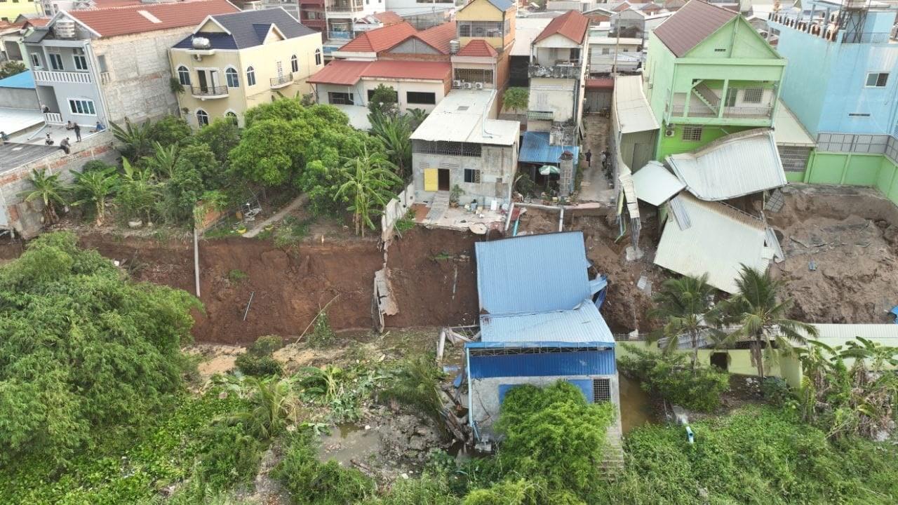Bassac River bank collapse in North Saang Market: 40 houses affected as ...